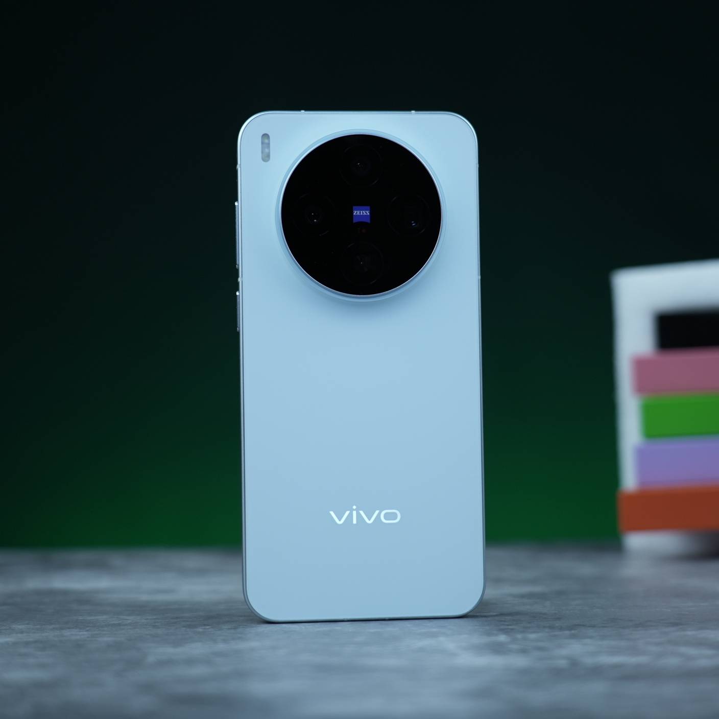 2025 made compact phones cool again, and Apple and Vivo took the lead ...