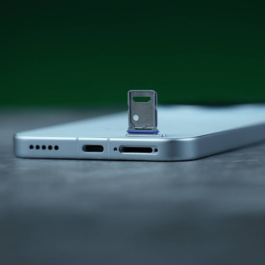 2025 made compact phones cool again, and Apple and Vivo took the lead ...