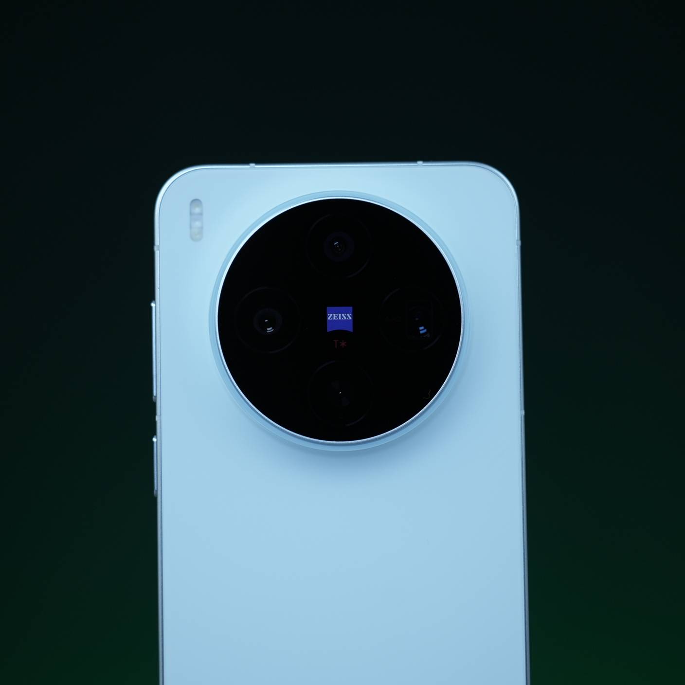 2025 made compact phones cool again, and Apple and Vivo took the lead ...
