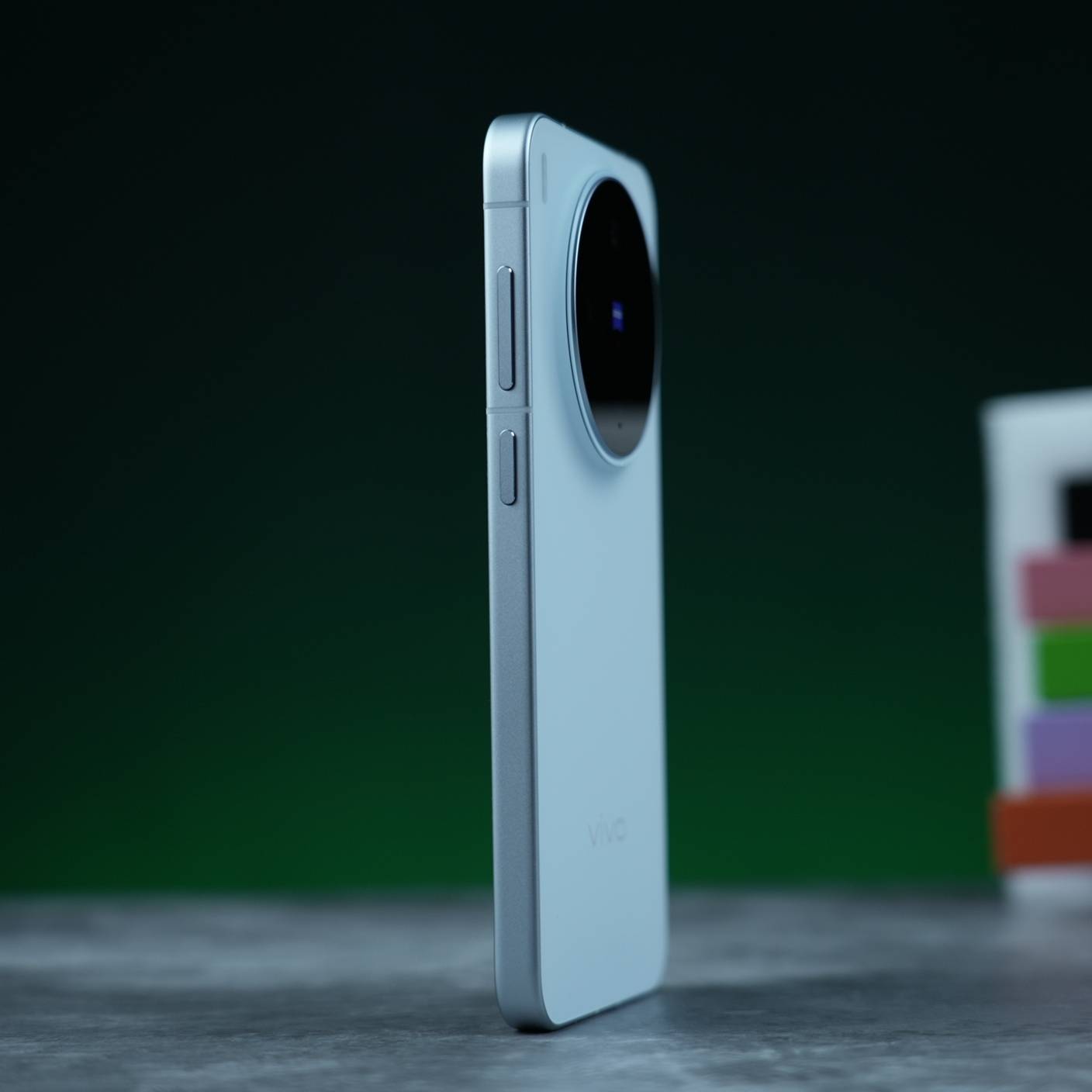 2025 made compact phones cool again, and Apple and Vivo took the lead ...