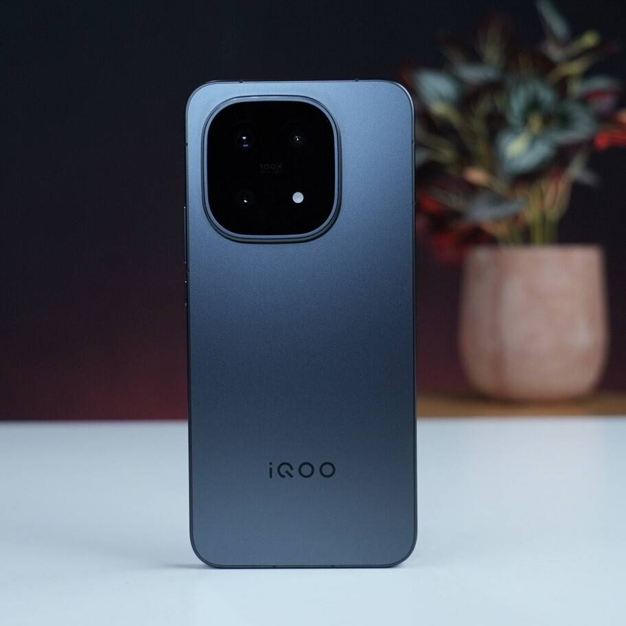 iQOO 15 launched in India with Snapdragon 8 Elite Gen 5 SoC, 7,000mAh ...